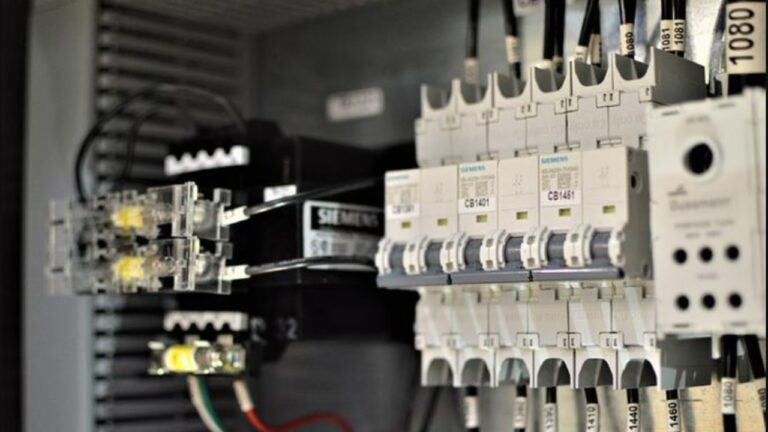 Breaker Panel vs Fuse Box: Differences, Uses & Pros/Cons - KDM Steel
