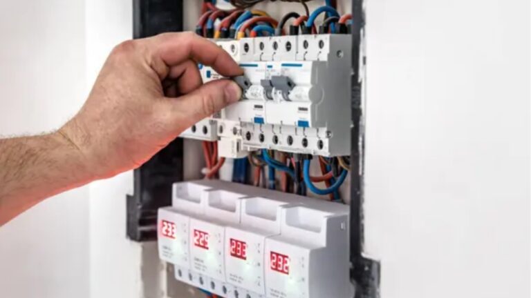 Breaker Panel vs Fuse Box: Differences, Uses & Pros/Cons - KDM Steel