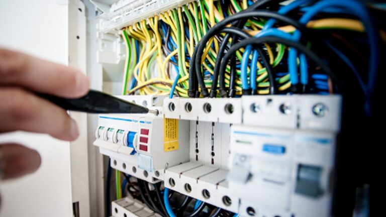 Breaker Panel vs Fuse Box: Differences, Uses & Pros/Cons - KDM Steel