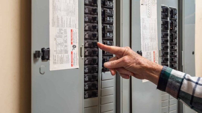 Breaker Panel vs Fuse Box: Differences, Uses & Pros/Cons - KDM Steel