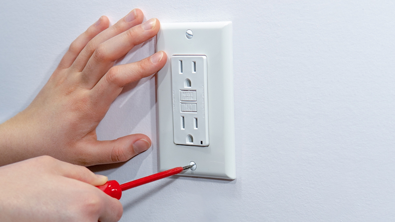 9 Easy Steps on How to Replace a Broken or Worn-Out Electrical Outlet ...
